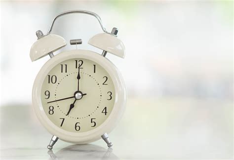 아침에 부드러운 빛이있는 흰색 테이블에 알람 시계 선택 금속에 대한 스톡 사진 및 기타 이미지 금속 마감일 명랑한 Istock