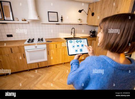 Femme Tient Une Tablette Numérique Avec Un Programme De Fonctionnement De La Maison Intelligente