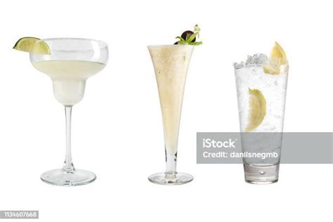 다양 한 알코올 음료 음료 및 흰색 바탕에 칵테일 다른 유리 받침에 3 개의 음료 0명에 대한 스톡 사진 및 기타 이미지 0명 각얼음 감귤류 과일 Istock