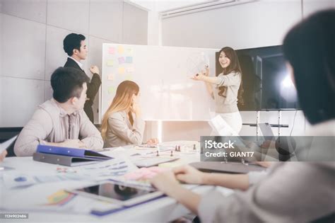 사업가 회의에서 동료에 게 제시 비공식적 인 사내 비즈니스 회의를 선도 하는 성공적인 팀 리더 및 비즈니스 소유자 전경에서 노트북에서 작업 하는 사업가 비즈니스 및 기업가