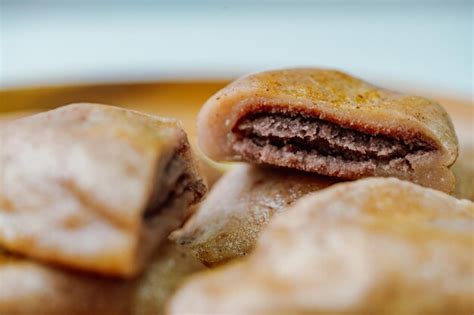 Premium Photo 고소하고 쫀득한 찰수수가루로 반죽하여 팥소를 넣은 한국 전통 음식 수수부꾸미 요리