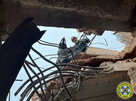 Рятувальники КАРС розібрали завали після російської атаки на Київ ФОТО Вечірній Київ
