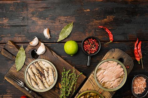 금속 캔에 다양한 통조림 생선과 해산물 오래된 어두운 나무 테이블 배경에 상단 보기 평면 누워 텍스트 복사 공간 통조림 식품에 대한 스톡 사진 및 기타 이미지 Istock