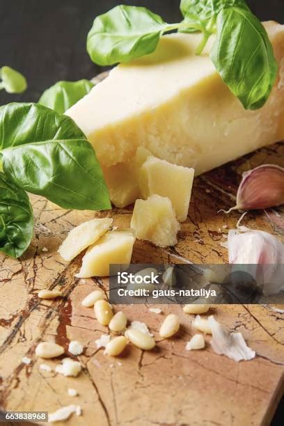 이탈리아 파 르 마 치즈 나이프 신선한 녹색 바 질 올리브 오일 잣 마늘과 재료는 파스타에 대 한입니다 어두운 나무 배경 0명에