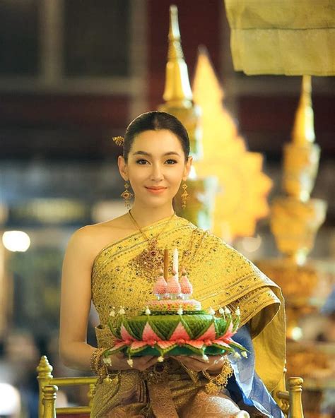 เก็บตกความสวย เหล่าคนดังในชุดไทย ในวันลอยกระทงปี 2562
