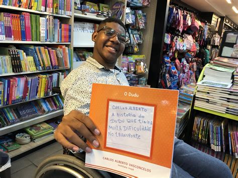 Crianças E Jovens Cadeirantes Escrevem Livros Sobre Rotina De