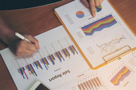 Premium Photo Businesswoman Working On Pie Charts In Office