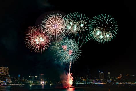 놀라운 화려한 불꽃놀이 흐림 도시의 밤 배경으로 바다에 축 하의 밤에 대 한 표시 크리스마스와 새 해 복 많이 받으세요 개념에 카운트 다운에 축 하 합니다 4에 대한 스톡