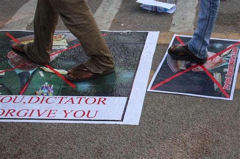 စစ်ခေါင်းဆောင်ကို ရှော့တိုက်ဒုံးဖြင့် ပစ်မည့် စွဲချက်ဖြင့် လူငယ် ၄ ဦး ထပ်အဖမ်းခံရ Myanmar Now