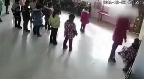 Воспитательница избивает детей в детском саду Смотреть онлайн в поиске Яндекса по Видео