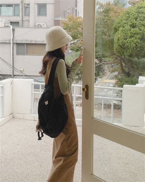 크롭한 기장감으로 차분하고 뮤트한 무드를 내주는 기모원단의 셔츠로 레이어드하기에도 클래식한 무드의 셔츠 Snapwidget