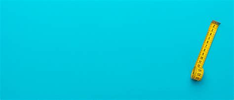 복사 공간이있는 청록색 배경 위에 노란색 측정 테이프의 상단 보기 0명에 대한 스톡 사진 및 기타 이미지 0명 3차원 형태 가냘픈 Istock