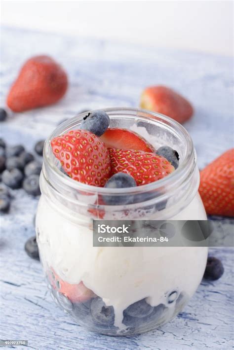 블루베리와 딸기 클로즈업과의 맛 있는 요구르트 유용한 자연 식품입니다 0명에 대한 스톡 사진 및 기타 이미지 0명 건강한 생활방식 건강한 식생활 Istock