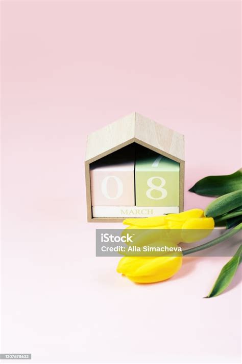 3월 8일 해피 우먼스데이 컨셉 나무 블록 달력과 분홍색 튤립 0명에 대한 스톡 사진 및 기타 이미지 0명 International Womens Day 개념 Istock