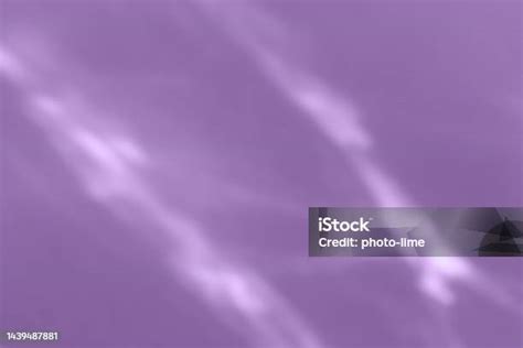 라일락 벽 오버레이 사진 모형의 부식성 효과 빛 굴절 그림자가 있는 유리 프리즘을 통해 굴절되는 흐릿한 태양 광선 추상 자연광 굴절 실루엣 물 표면 모형 0명에 대한 스톡