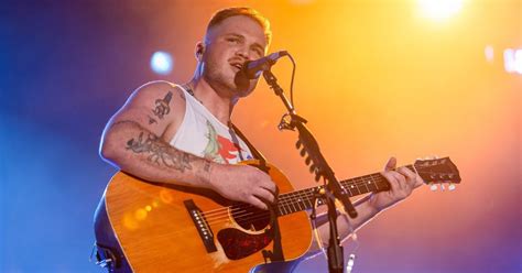 Spotify Uses Zach Bryan Mugshot For Outlaw Playlist Photos Comic Sands