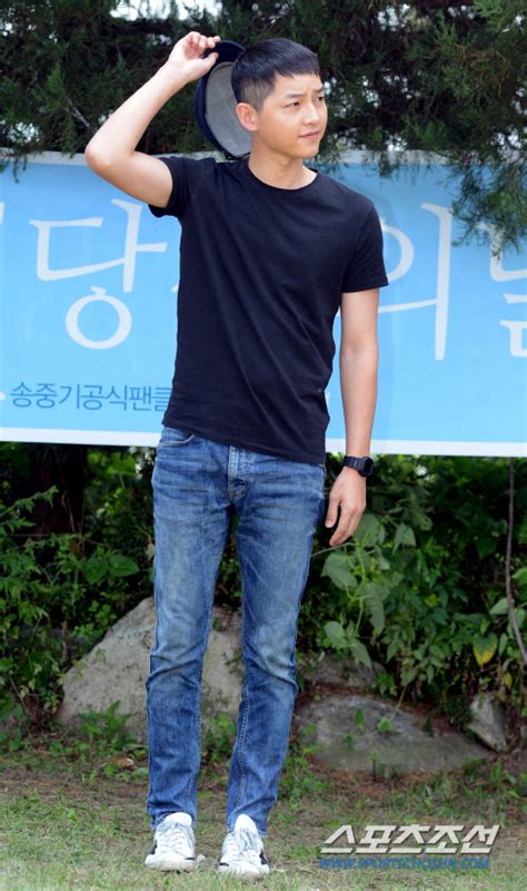 [포토] 송중기 모자 벗고 까까머리 공개