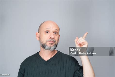 흰색 배경에 서있는 성숙한 남자의 초상화 대머리 수염을 가진 남자가 몸짓을합니다 50 54세에 대한 스톡 사진 및 기타 이미지 50 54세 50 59세 감정 Istock