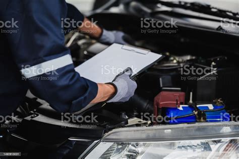 차고에서 자동차의 엔진에 작업 전문 정비사 자동차 수리 서비스 Diy에 대한 스톡 사진 및 기타 이미지 Diy 개념 건강 진단 Istock