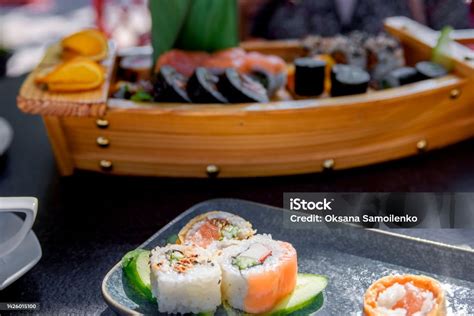 식욕을 돋우는 초밥 클로즈업 마키와 참치 연어 새우 게 아보카도와 함께 롤 나무 스탠드에있는 다양한 초밥의 정상보기 0명에 대한 스톡 사진 및 기타 이미지 Istock