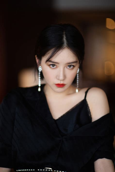女演员阚清子甜美性感优雅活动写真