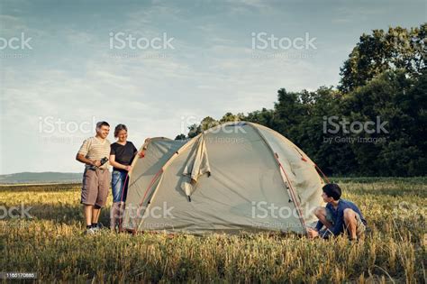 가족은 일몰 아름다운 여름 풍경에 텐트 캠프를 설정합니다 관광 하이킹 및 자연 여행 3 명에 대한 스톡 사진 및 기타 이미지 3 명 여름 텐트 Istock
