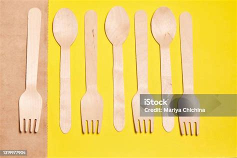 대나무 나무와 종이로 만든 친환경 일회용 식기 천연 소재 나무 숟가락 포크 친환경소재의 일회용 식기 텍스트에 대 한 배치 나무 일회용 티스푼의 레이아웃 0에 대한 스톡 사진