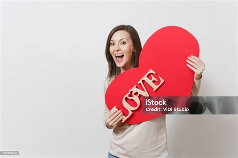 효과적인 영 웃 고 여자 들고 큰 붉은 마음 나무 단어는 흰색 바탕에 사랑 광고에 대 한 공간을 복사 합니다 와 텍스트에 대 한 장소 성 발렌타인의 날 또는 국제 여성의 날