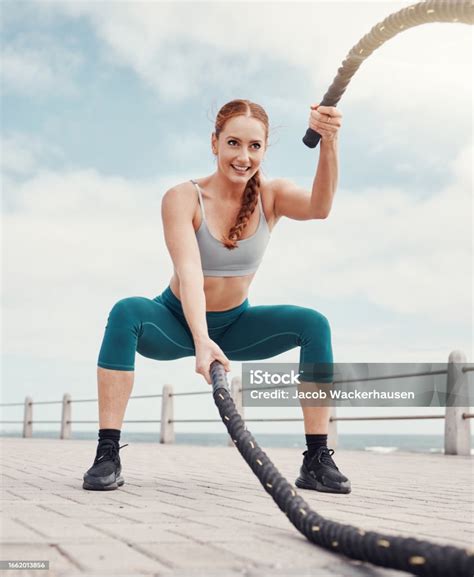 여성 배틀 로프 운동 야외 훈련에서 피트니스 강한 몸매 및 건강을 위해 오션 파크에서 미소를 짓습니다 소녀 목표 건강 또는 근육 발달에 대한 동기 부여와 함께 바다에서