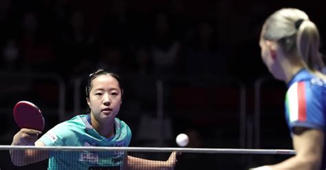 [mhn포토] 삐약이 신유빈 신중하게 넘긴다