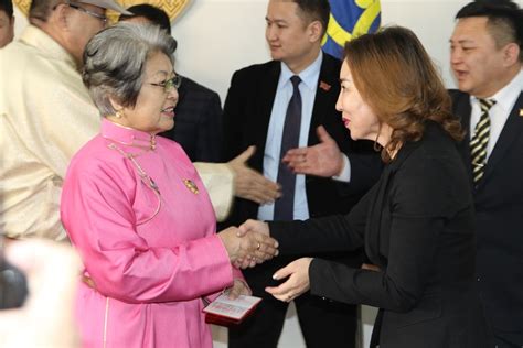 САР ШИНИЙН БАЯРЫН БОСГОН ДЭЭР 51 ХҮН ТӨРИЙН ОДОН МЕДАЛИАР ЭНГЭРЭЭ МЯЛААЛАА