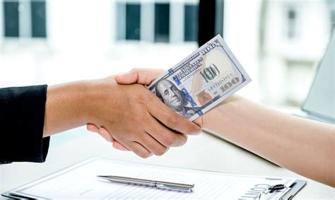 부패와 뇌물 방지 개념을 악수하는 사업가로부터 뇌물을 받은 공무원 2명에 대한 스톡 사진 및 기타 이미지 2명 개념 계약서 Istock