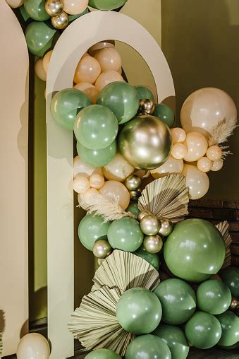 트렌디한 가을 장식 포토월 아치 장식 녹색 갈색 황금 풍선 결혼식을 위한 큰 종이 장식 나뭇잎 생일 파티 리셉션 축하 세례 개념입니다 텍스트 공간 복사 0명에 대한 스톡