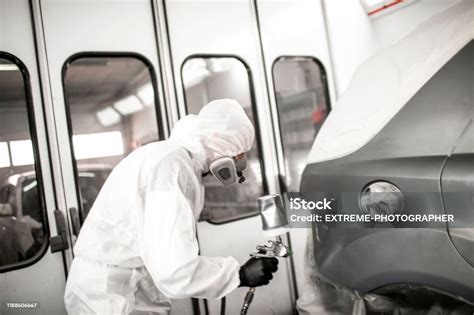 페인트 스프레이 건을 사용하여 페인팅 부스에서 자동차의 측면을 그리는 자동차 컬러스트 가스 압축기에 대한 스톡 사진 및 기타 이미지 가스 압축기 교통수단 그림 그리기