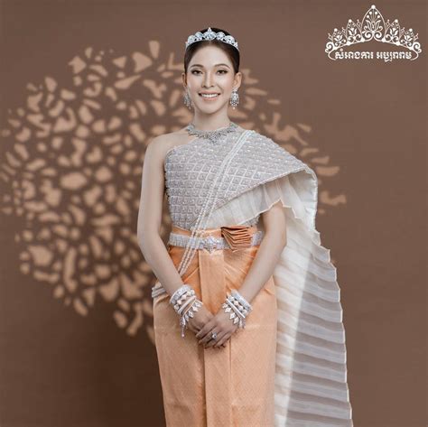 ឈុតសម្លៀកបំពាក់ប្រពៃណីខ្មែរ ឈុតស្បៃធំ សម្អិតសំអាងដោយ ៖ ហ្វូណន សំអាងការ Founan Wedding