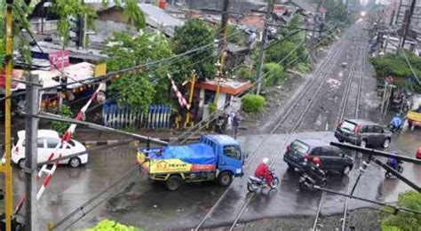 Bahaya Dan Hukuman Pidana Penerobos Palang Pintu Kereta Api Di Indonesia Kabarkibar Id