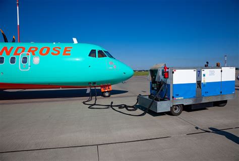 항공기 Atr 72212a 항공사 윈드 로즈 비행기 중거리 터보프롭 여객기 보리스필 국제공항 우크라이나어 비행기 활주로 프로 펠 러 수리에 대한 스톡 사진 및 기타 이미지