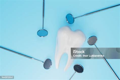 치아의 초기 검사 파란색 배경에 치과 용 거울이있는 치아 3d 렌더링 0명에 대한 스톡 사진 및 기타 이미지 0명 강철 거울 Istock