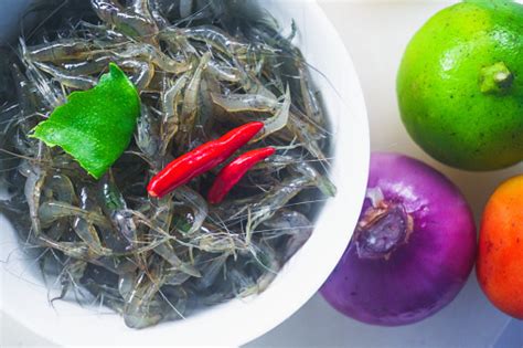 새우와 칠리와 향료와 태국 요리 냠 Kuggetgn 음식 그릇에서 많은 작은 갑각류에서 이루어집니다 새 콤 하 고 짭짤한 소스 추가 하기 전에 접시를 떨쳐와 짠 맛 0명에