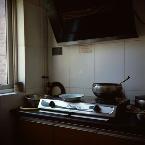 요리를 준비하는 부엌에있는 여자 · 무료 스톡 사진