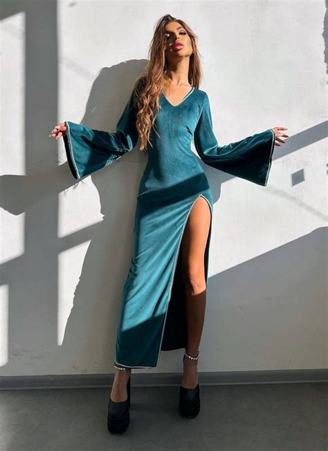 Ніжна оксамитова сукня міді з розрізом декорована камінням бархатне плаття міді з розкольшеними