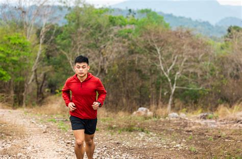 바위 산에서 달리는 트레일 러너 남자 운동 선수 조깅 건강 하기 위해 야외 운동 자신감과 강력한 마라톤 남자 실행 운동 및 심장 스포츠 와 라이프 스타일 개념 Track