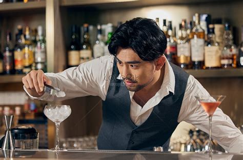 바텐더 가 칵테일 을 만들다 사진 무료 다운로드 Lovepik