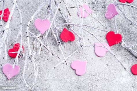 텍스트에 대 한 공간을 가진 콘크리트 바탕에 핑크색과 붉은 마음으로 눈에서 분기 합니다 발렌타인 데이 개념 0명에 대한 스톡 사진 및 기타 이미지 Istock