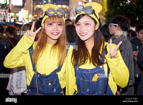 Les Jeunes Filles Japonaises Habill En Laquais La F Te D Halloween