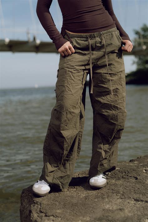 집 밖의 실내 가구 검은 옷 검정 드레스 도시 경관 도시 풍경 라이프스타일 램프 머리 모델 보고 있는 부드러운 조명 부드러운 질감 북미 성인