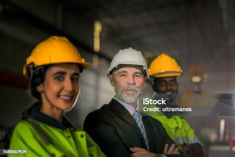 초상화 엔지니어 팀 공장 직원 아프리카 남자와 여자와 함께 자신 있게 서 있는 수석 보스 노동자는 산업 공장의 중장비에서