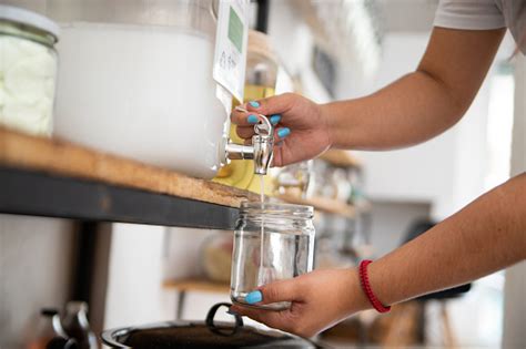 폐기물 제로에 있는 벌크 직물 연화제를 재사용 가능한 유리 용기에 담아 제공하는 손 섬유유연제에 대한 스톡 사진 및 기타 이미지 섬유유연제 환경 보전 자연 조건