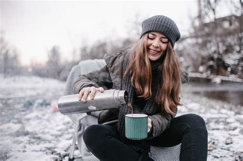 추운 겨울날에 보온병에서 차를 컵에 쏟아 붓는 젊은 캠핑기 단열 음료 용기에 대한 스톡 사진 및 기타 이미지 단열 음료 용기 숲 하이킹 Istock