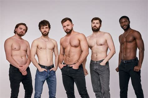 Gruppo Multietnico Di Giovani Senza Maglia Che Si Fanno Sul Serio Con